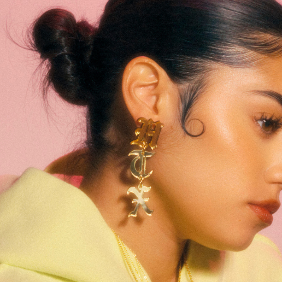 melody ehsani old english drop earrings (gold) – Premium Goods